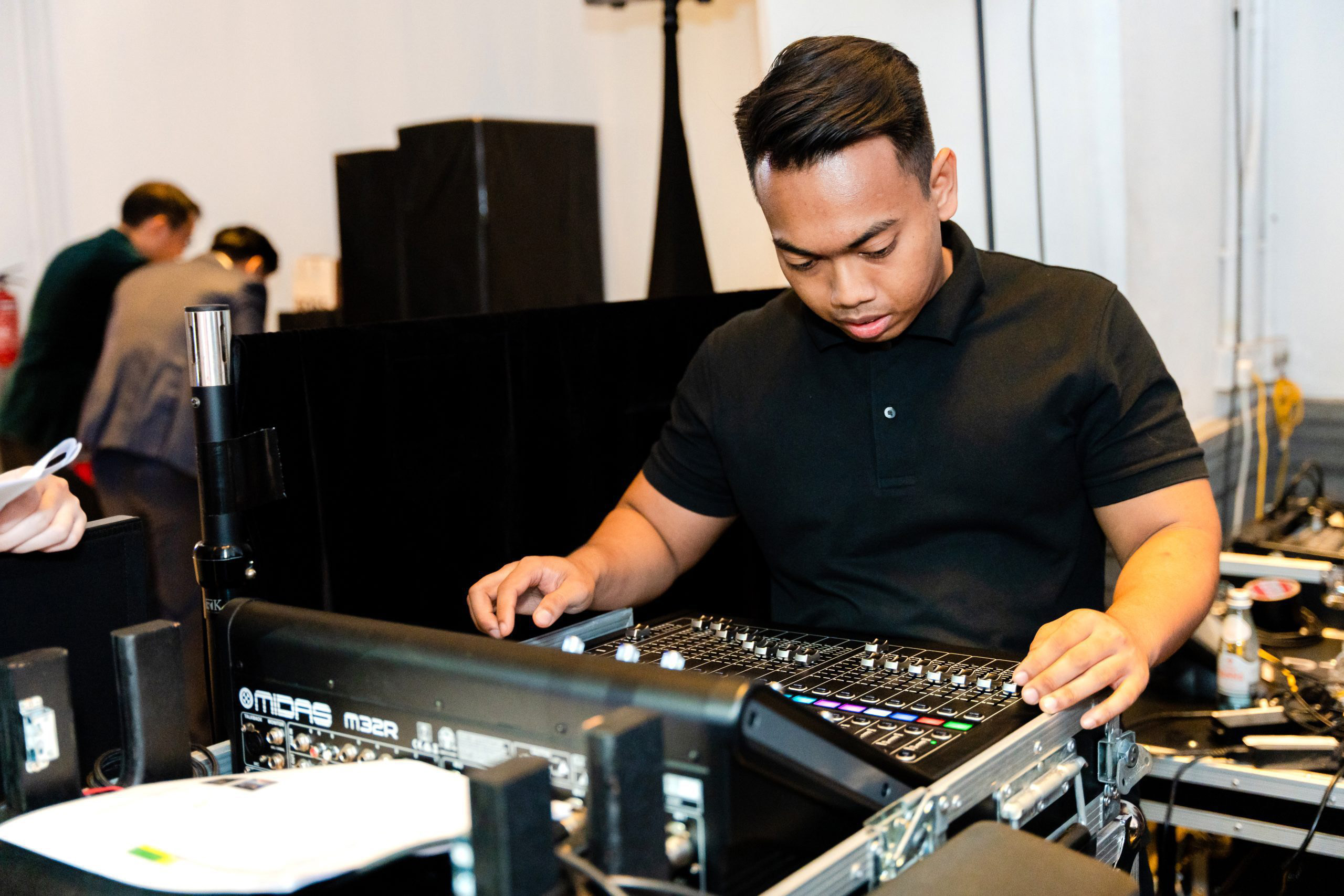 Professional Sound Engineers for Corporate Events - Merry Bees